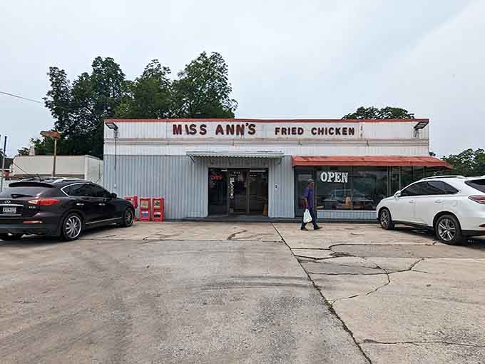 That packed parking lot and simple metal building prove the Colonel isn't the only one who knows fried chicken.