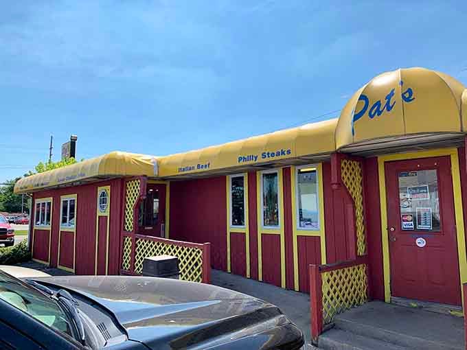 This cheerful yellow-topped building looks like a giant hot dog bun decided to become architecture, and honestly, perfect.