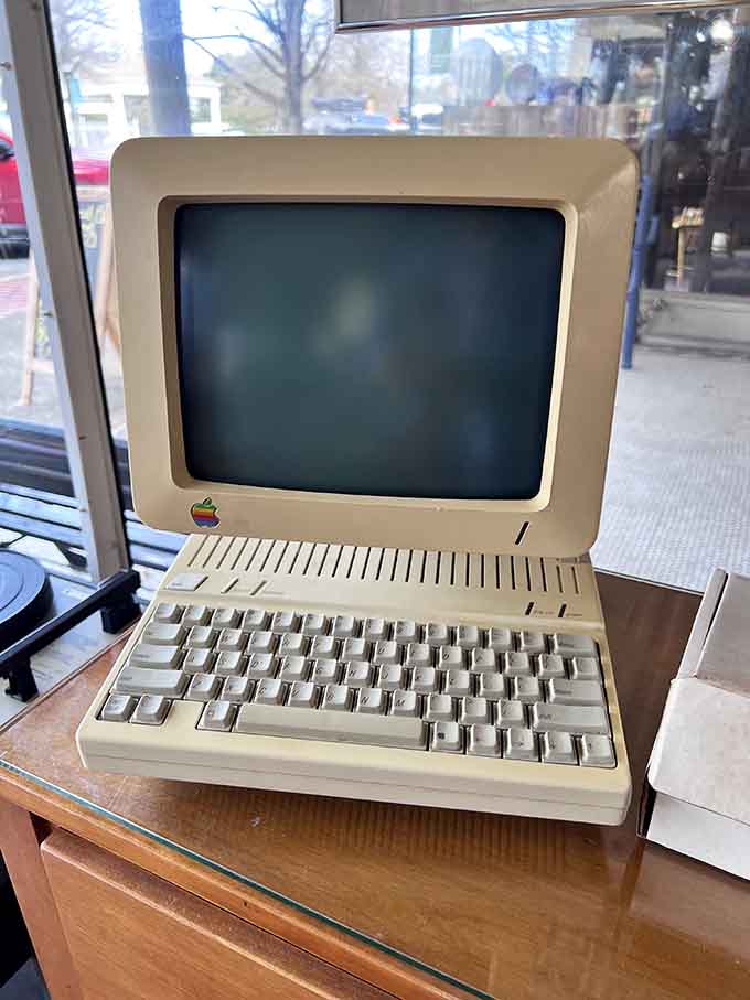 That Apple logo means this beige beauty was once cutting-edge technology, and now it's gloriously retro museum material.