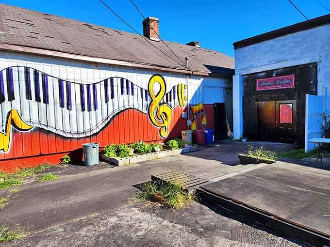 A piano mural that brings more joy to an alley than most buildings bring to entire streets.