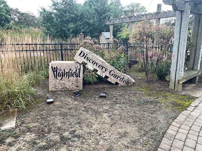 Even the signage here refuses to be ordinary, tilting playfully as if the garden itself is winking at conventional design rules.