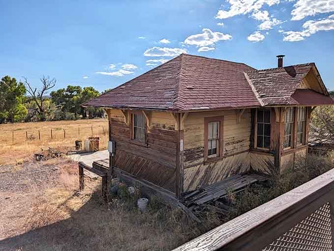 A historic structure dots the route, a silent witness to Arizona&rsquo;s copper mining past and the railroad&rsquo;s original purpose.