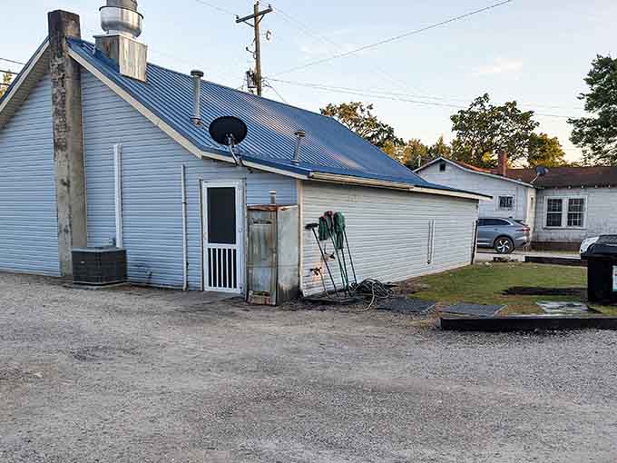 This white building with blue trim looks like it time-traveled from 1950, bringing all those good old recipes along.