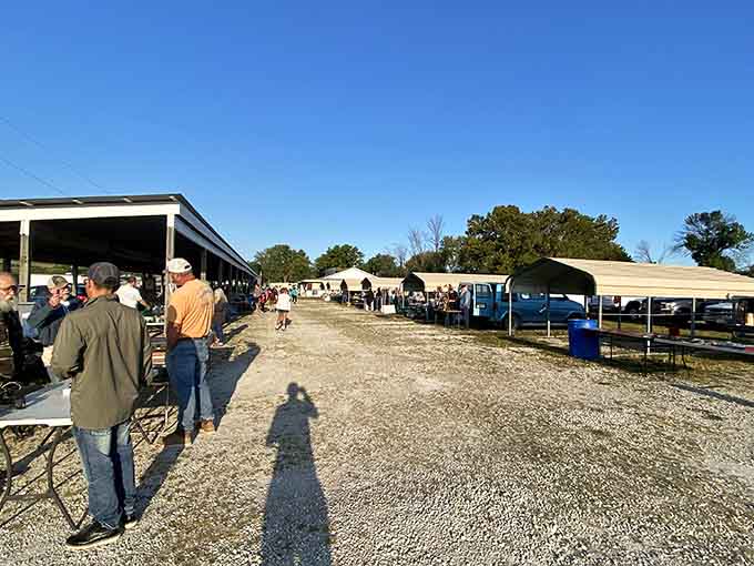 Long shadows stretch across gravel paths as shoppers browse rows of tents—weekend mornings were made for this.
