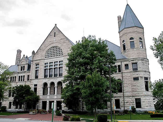 This Romanesque Revival courthouse in Richmond stands like a castle, reminding everyone that civic pride never goes out of style.