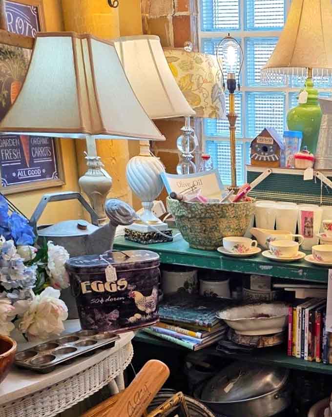 Vintage lamps and quirky d&eacute;cor create vignettes that interior designers would pay good money to replicate.