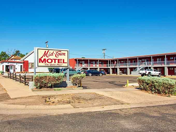 Classic motor lodges where road trippers still find clean rooms without needing a mortgage for one night.