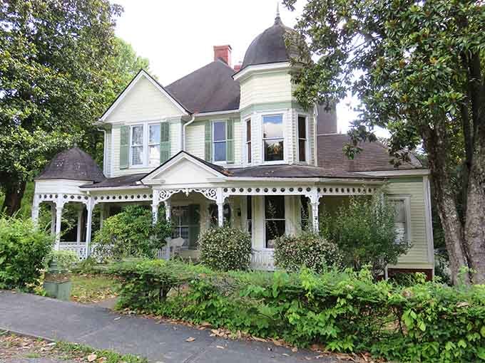 Victorian homes like this one make you wonder why we ever stopped building houses with character.
