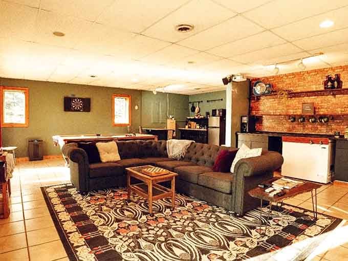 This entertainment space proves you don't need to sacrifice comfort when you're embracing the simple life.