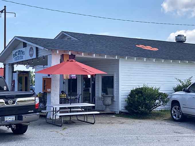 Those cheerful red umbrellas and picnic tables invite you to slow down and savor every bite in the sunshine.