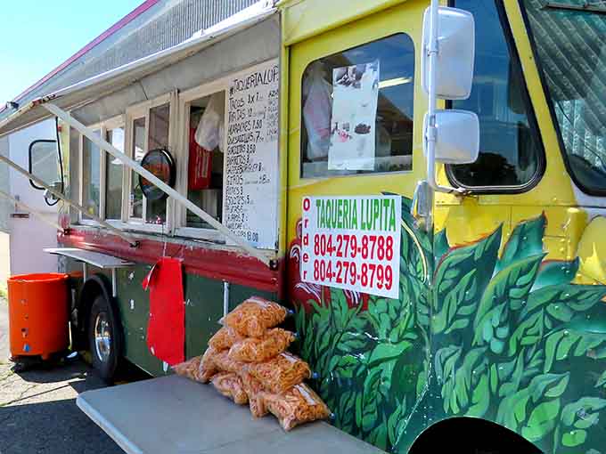 Even food trucks set up shop here, because treasure hunting works up an appetite that demands immediate satisfaction.