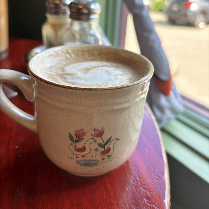 A mocha latte served in a vintage mug tastes better than one in a paper cup, and science probably backs this up.