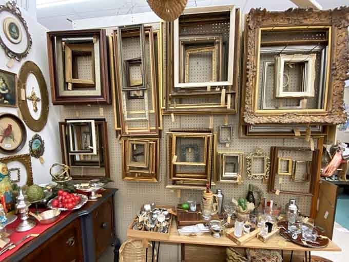 Empty frames waiting for your memories, because sometimes the frame deserves to be the star of the show.