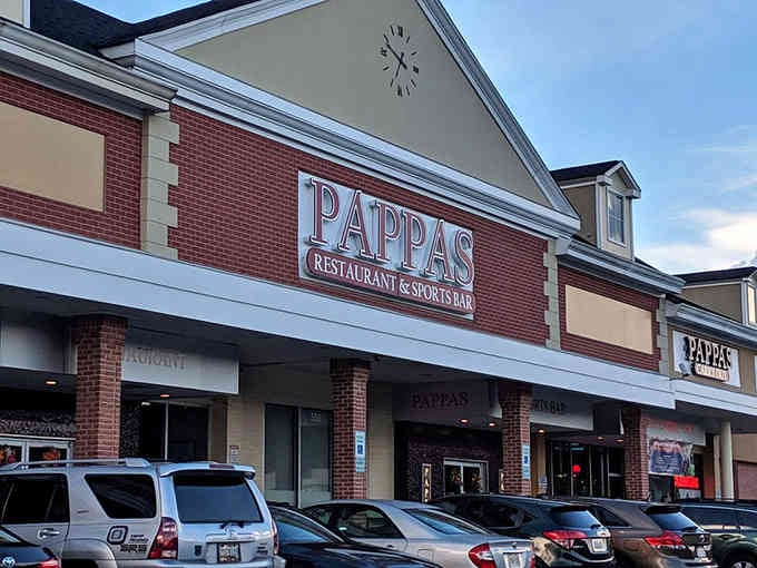 That full parking lot tells you everything – when locals pack a place like this, the crab cakes are worth it.