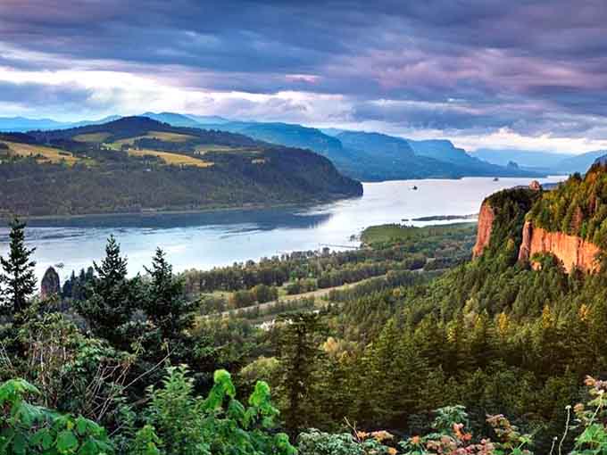Dramatic cliffs frame the river valley in a vista so sweeping it makes you understand why pioneers kept pushing westward.