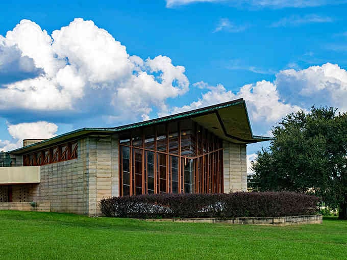 Those horizontal lines and natural materials blend Wright's vision with the landscape in perfect mid-century modern harmony.