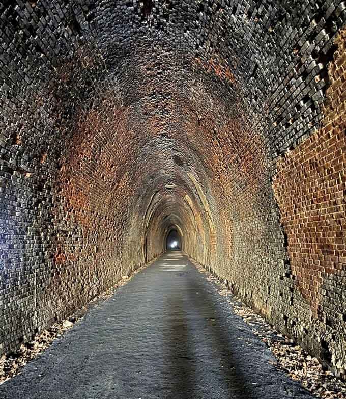 Every brick was laid by hand, creating curves so perfect they'd make modern engineers jealous of their 1850s predecessors.