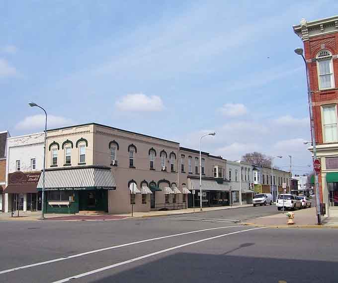Wide streets and classic storefronts create a downtown where walking is pleasant, not an extreme sport dodging traffic.