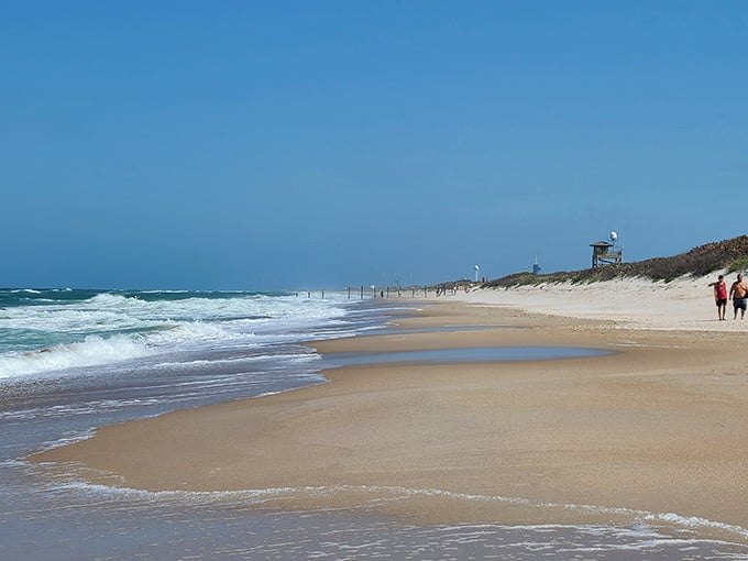Atlantic waves roll in with just enough personality to keep things interesting without being intimidating at all.