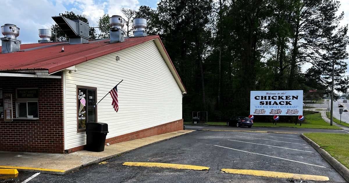 Everyone In Alabama Needs To Try The Fried Chicken At This Hole-In-The ...