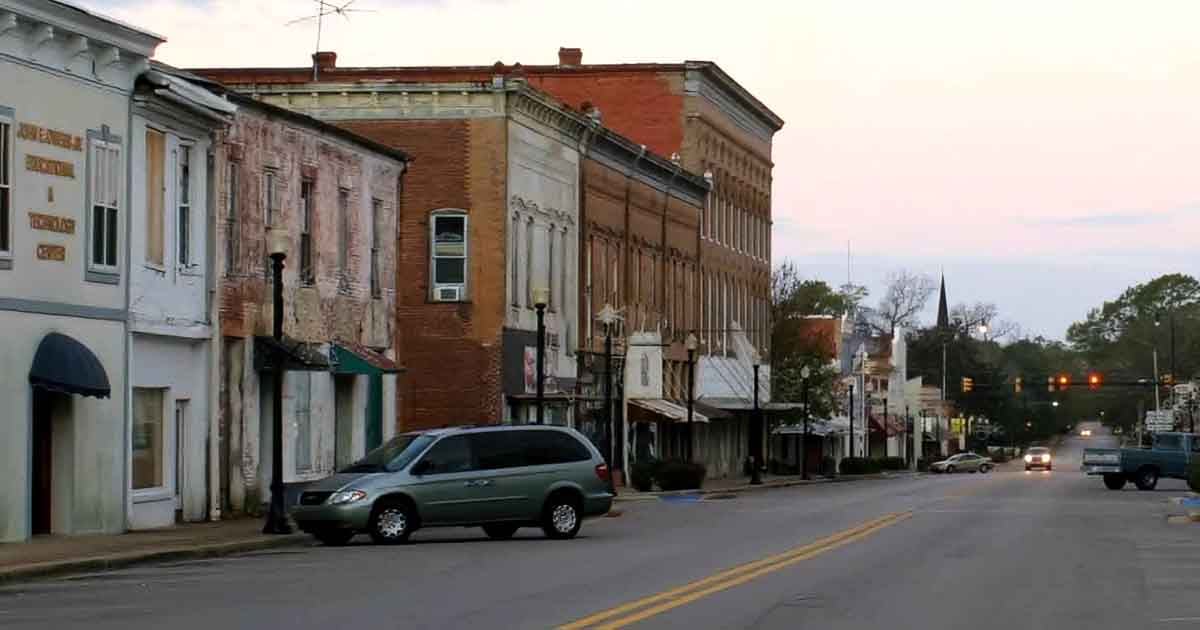 This Quaint Alabama Farm Town Will Make You Want To Leave City Life ...