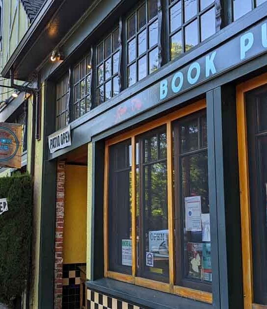 bookstore bar cozy oregon ftr