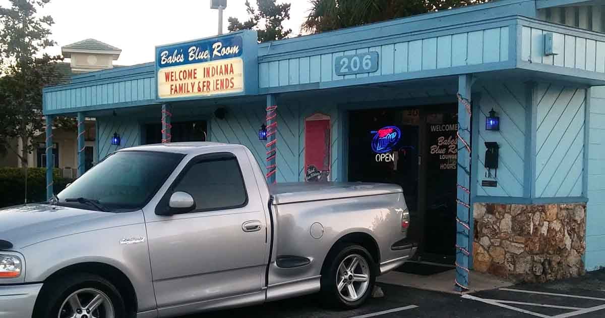 This Tiny Dive Bar Has Been Serving Florida's Best Buffalo Wings For Over 30 Years