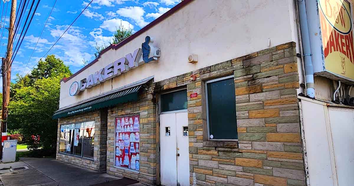 This Tiny New Jersey Bakery Serves Up A Crumb Cake That's Famous Across ...