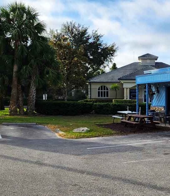 People Drive From All Over Florida To Try The Buffalo Wings At This 30-Year-Old Dive Bar