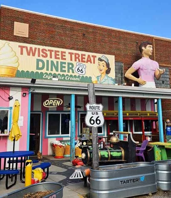 This Old-Fashioned Illinois Ice Cream Spot Will Transport You Back In Time