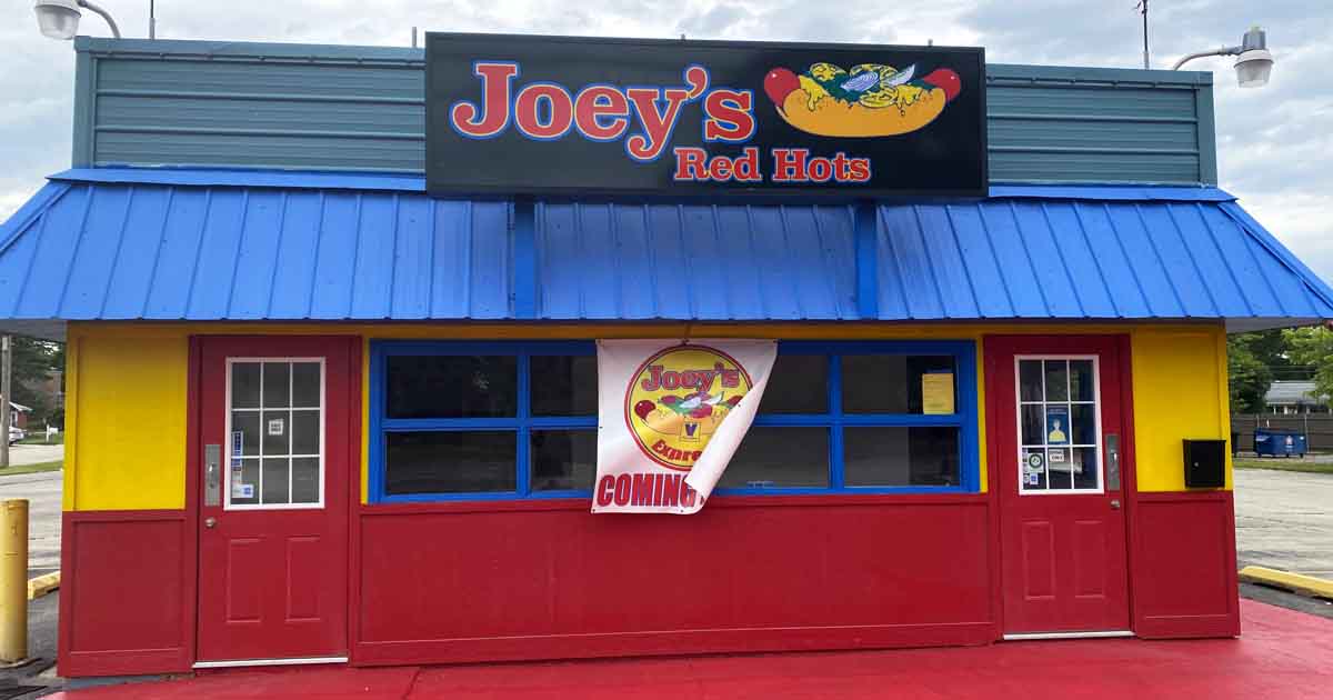 Illinois Is Home To An Iconic Hot Dog Joint Where You Can Eat For Less ...