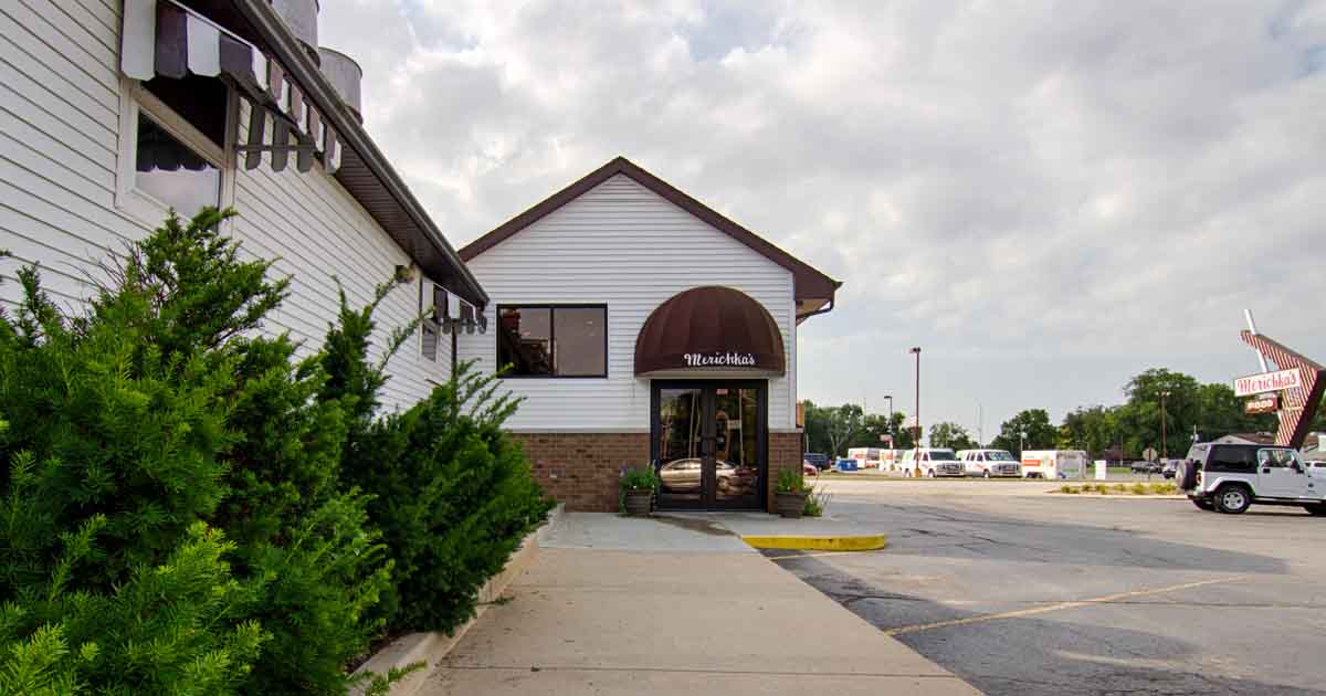 This No-Frills Illinois Restaurant Has Been Serving Unforgettable Po ...