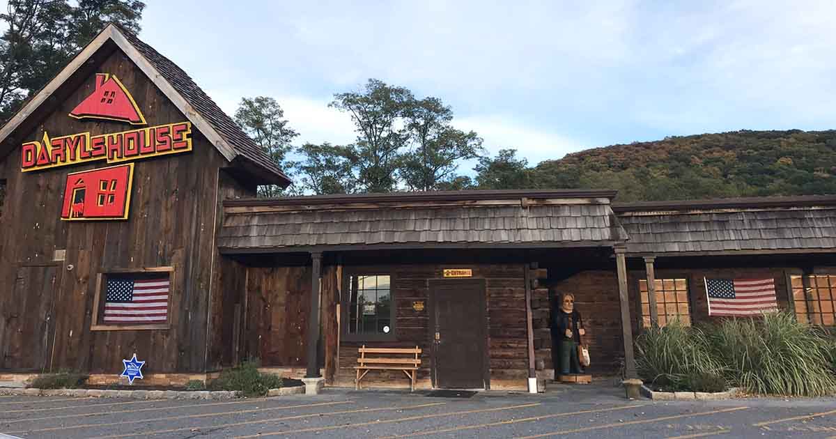 Most People Don't Know About This Incredible Burger Joint With Live ...