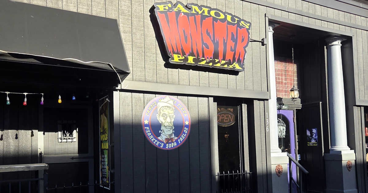 There's A Horror-Themed Pizza Parlor In Indiana And It's Wonderfully Creepy
