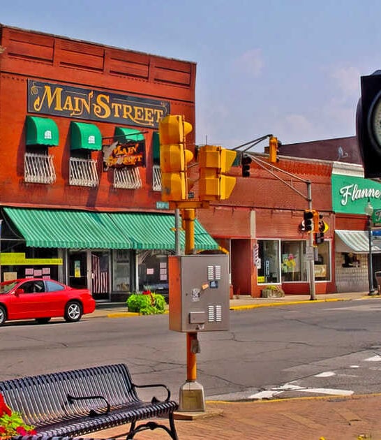 Unwind In This Tiny Indiana Town That Feels Like A Postcard