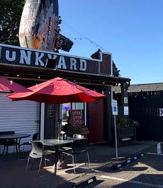 junkyard themed oregon restaurant ftr