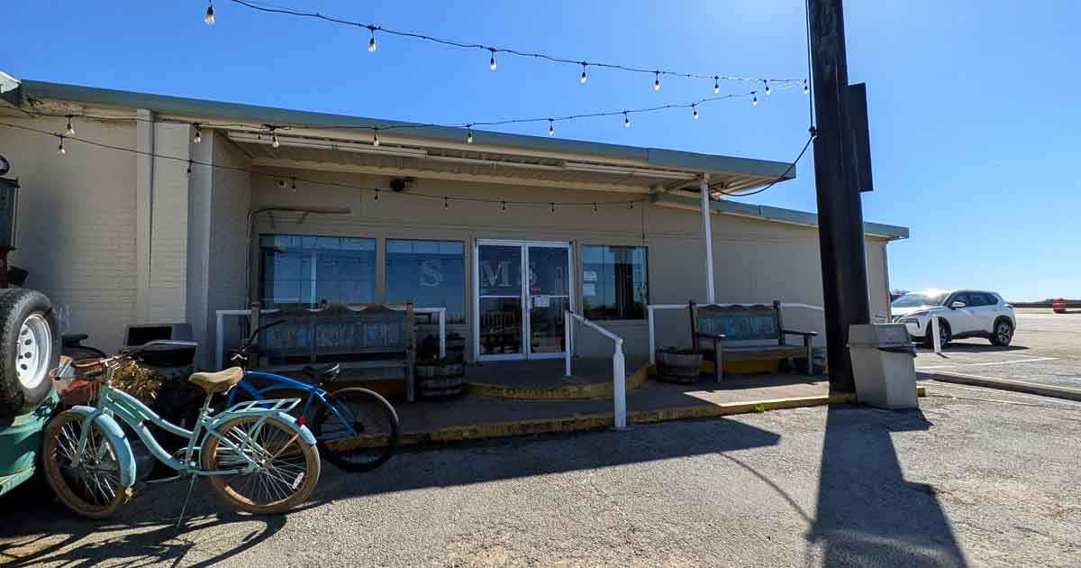 Eat To Your Heart's Content At This Legendary No-Frills Buffet In Texas