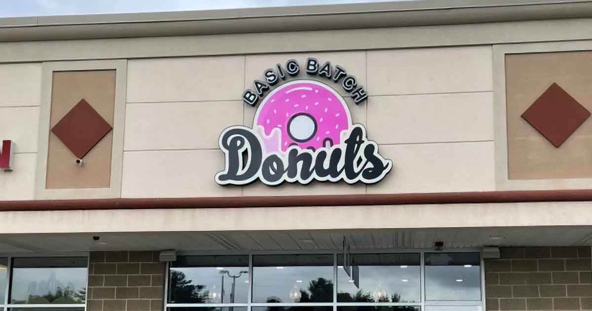 You'll Want To Try The Maple Bacon Donut At This Beloved Massachusetts ...