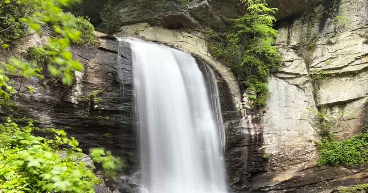 There's A Stunning Waterfall In North Carolina You Can Walk Right Up To ...