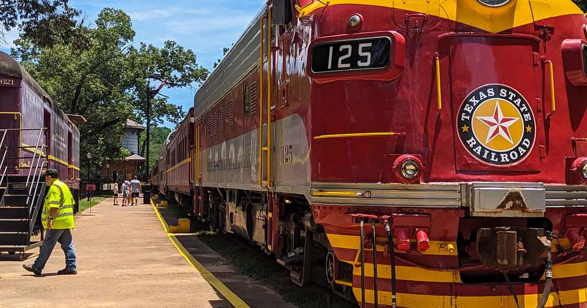 Hop Aboard This Year-Round Texas Train Ride For Some Of The Stunning ...