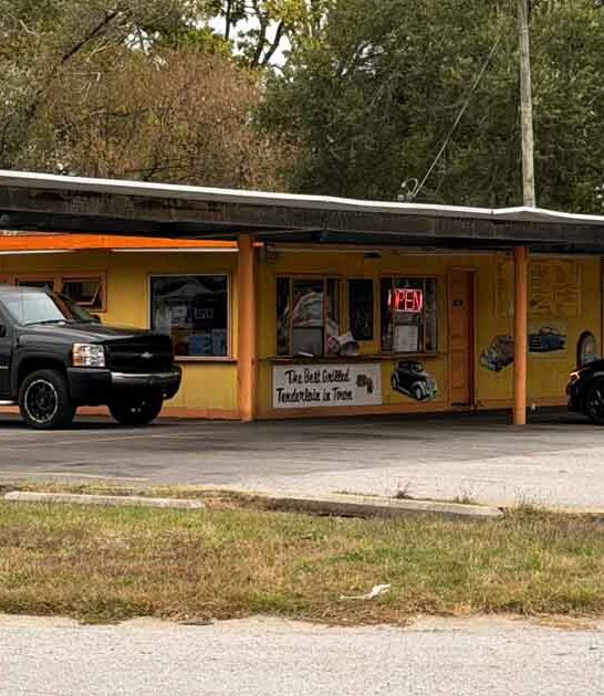 This 50s-Style Diner In Indiana Serves The Best Burgers In The State