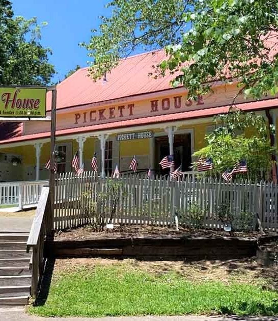 People Line Up Out The Door For The Fried Chicken At This Tiny Texas Restaurant