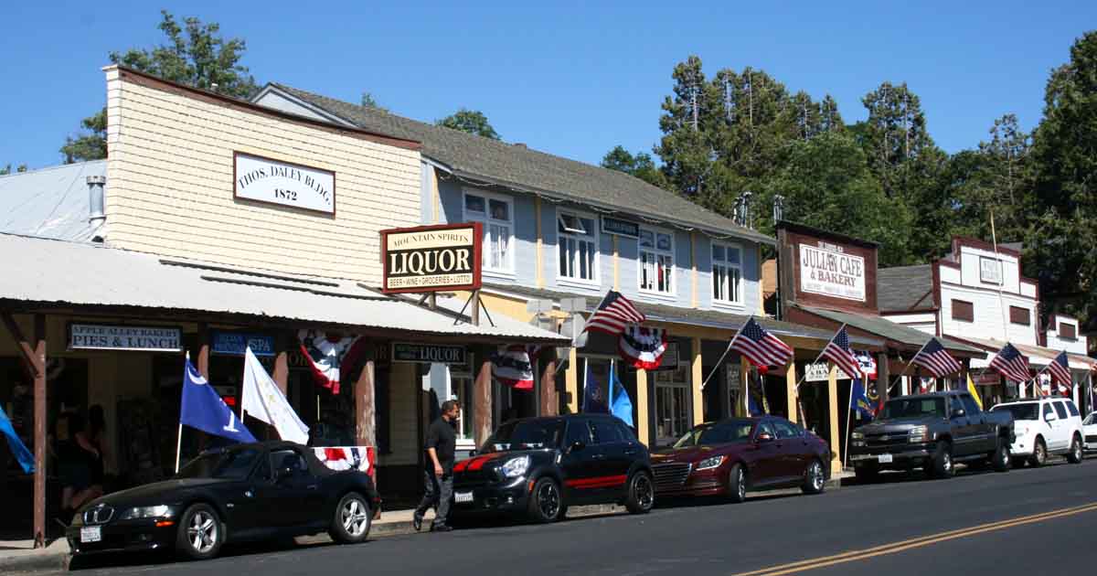 Take A Day Trip To These 10 Adorable Small Towns Tucked Away In Rural ...