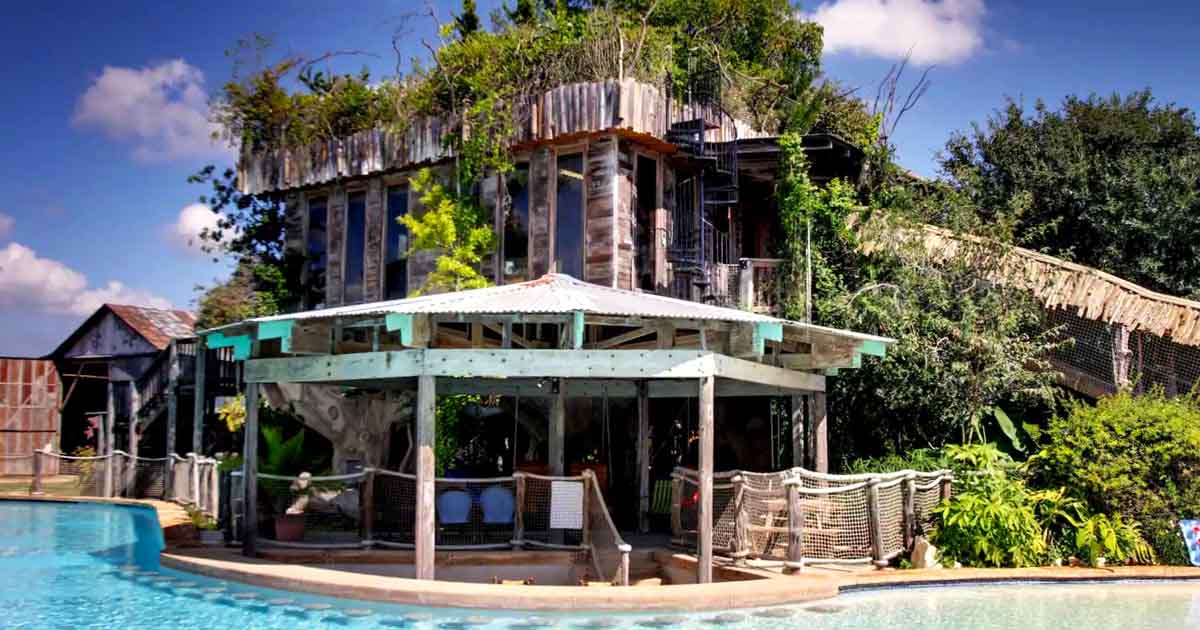 This Treehouse Airbnb In Texas Has Its Very Own Swim-Up Bar And It's ...