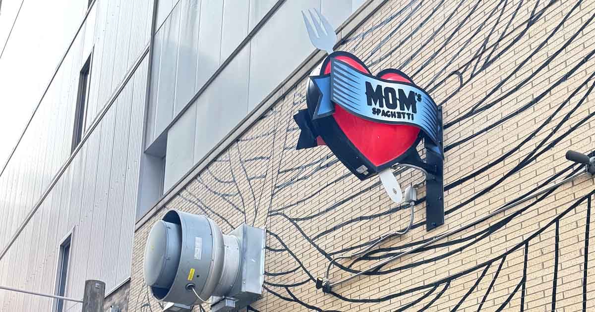 This Hidden Michigan Alley Restaurant Is Owned By A Celebrity And The ...