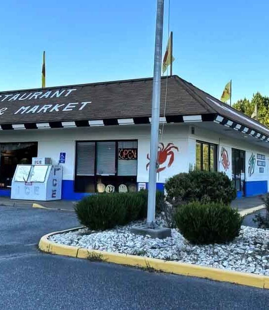 This Tiny Virginia Seafood Shack Serves The Most Incredible Fried Clams You’ll Ever Taste