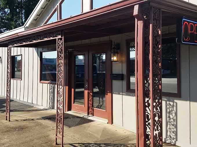 The unassuming exterior hides a prime rib paradise that's about to become your new weekend obsession.