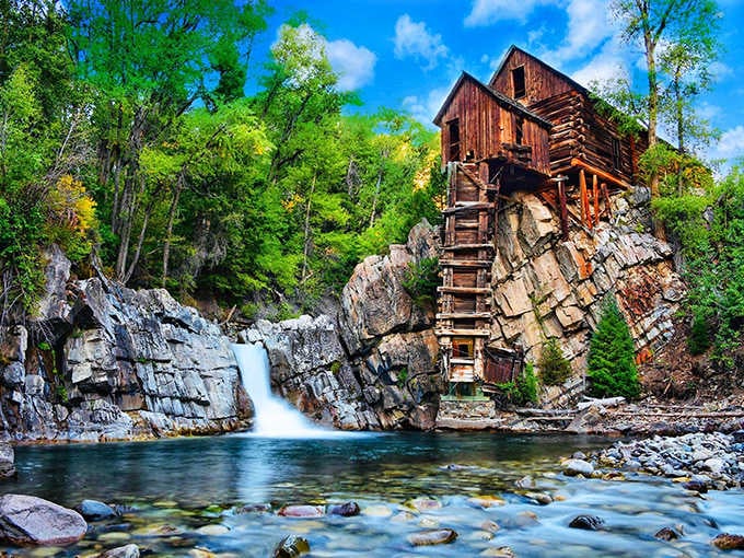 This wooden wonder perched on rocks looks like something a fantasy novelist dreamed up after too much coffee.