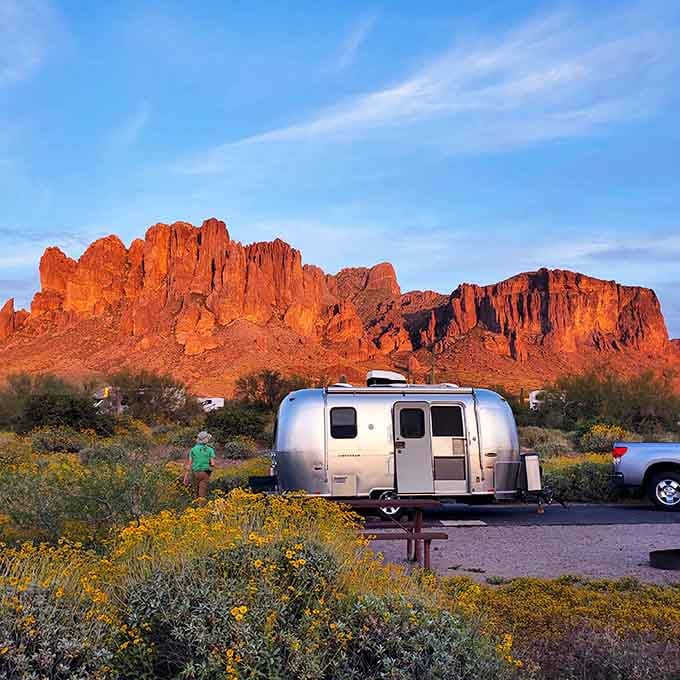 That Airstream isn't dreaming, it's parked front-row for the greatest sunset show in Arizona, no ticket required.