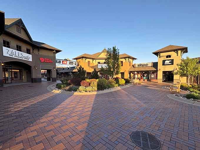 Golden hour hits differently at the Outlets at Castle Rock, where Zales, Fj&auml;llr&auml;ven, Sorel, and more are waiting to help you shop smarter!